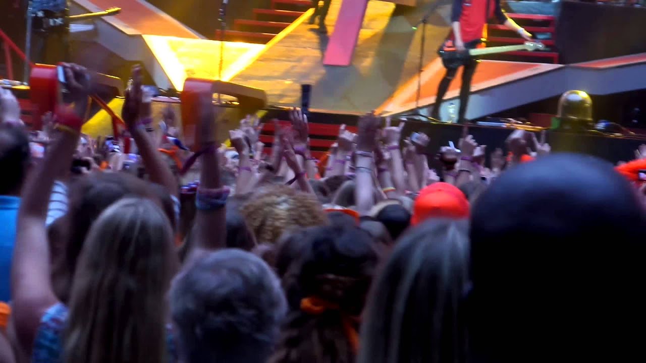 5SOS- talking/orange underwear/singing #amsterdam - YouTube