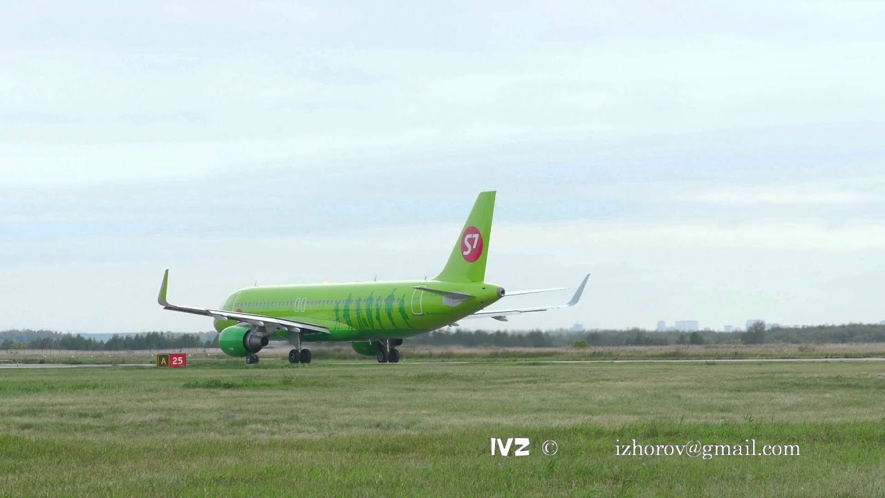 Airplane taxiing on runway - YouTube