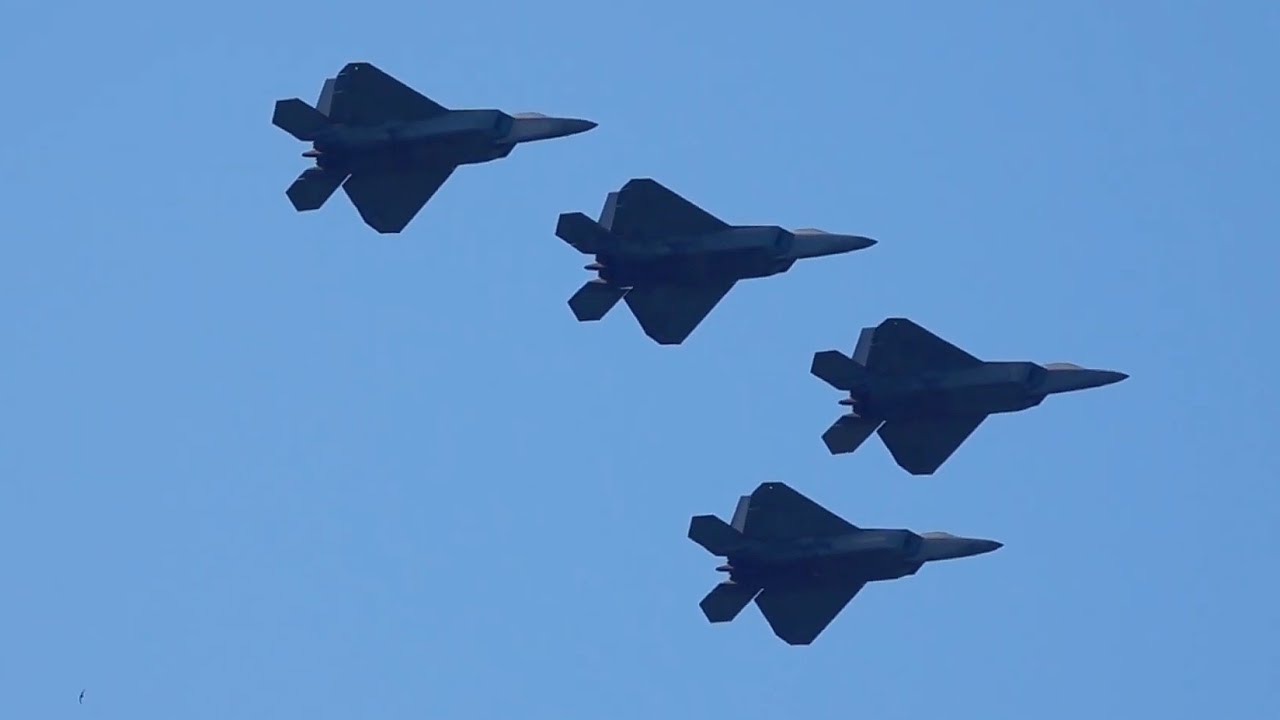 USAF F-22 RAPTOR FLYPAST OVER PARIS !! - YouTube