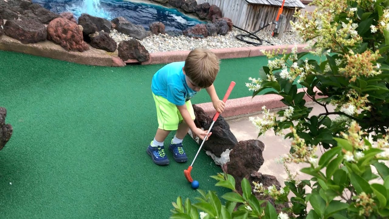 OUR FIRST FAMILY MINI GOLF SESSION + ARCADE! - YouTube