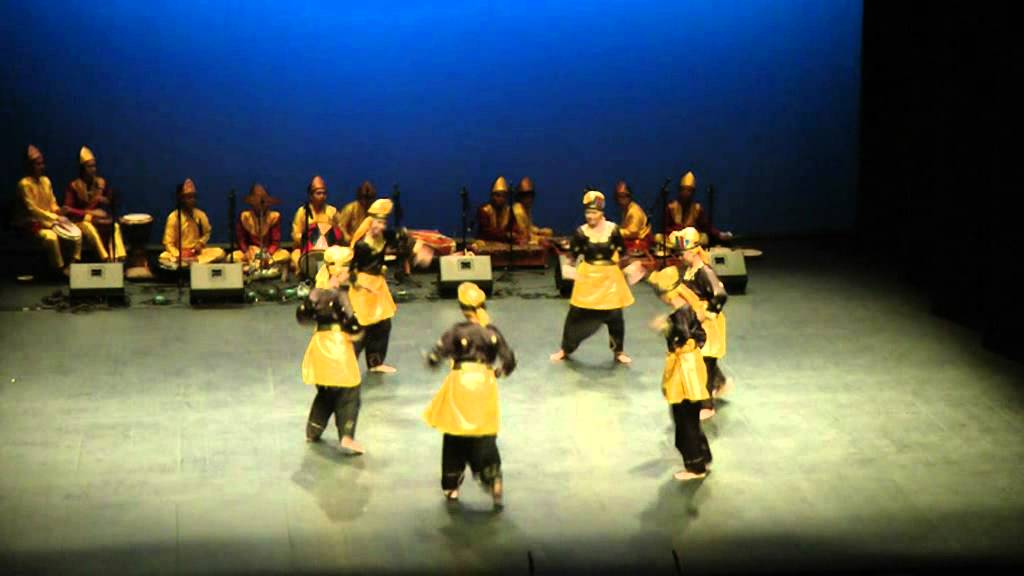 Indonesian folk dance: Hantak Mahantak - YouTube