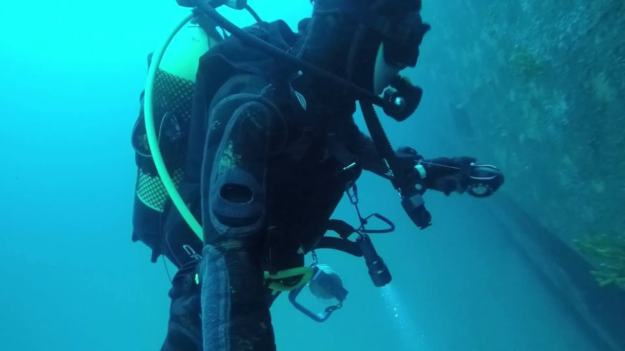 Deep Water Cove Canterbury 深潜坎特伯雷号军舰 - YouTube
