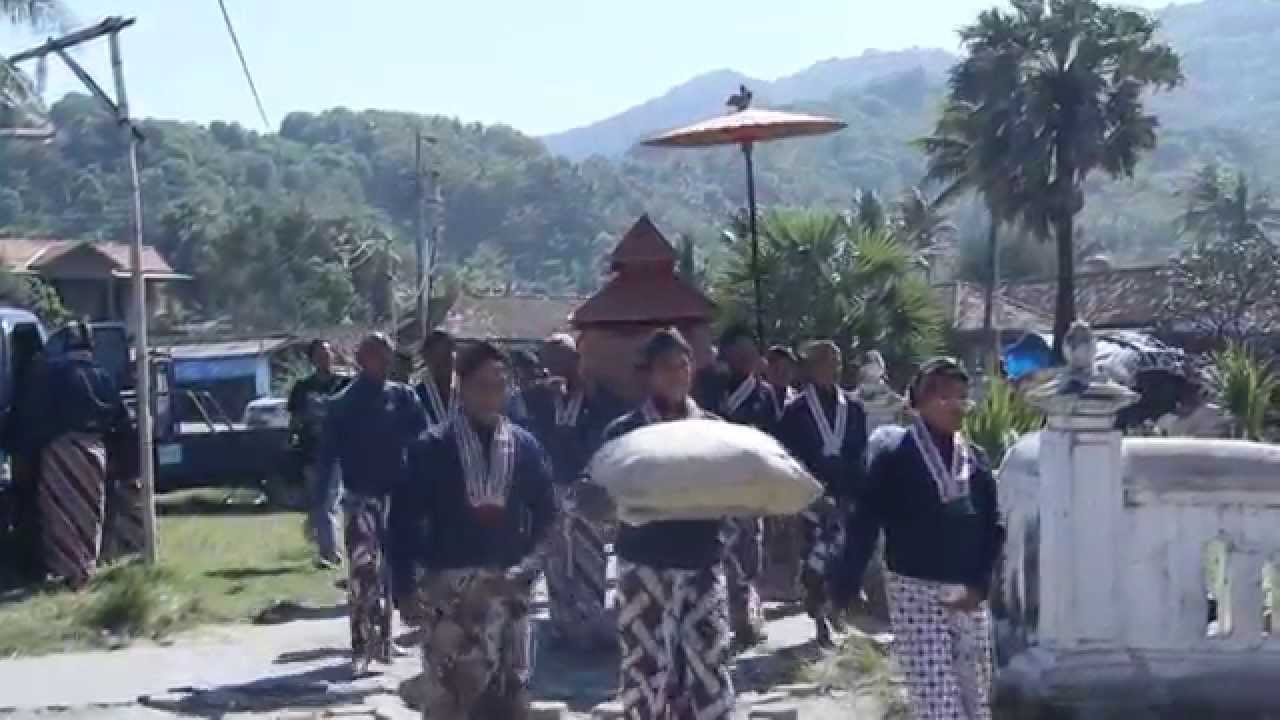 Jogja Archive: TRADISI UNIK LABUHAN PARANGKUSUMO - YouTube