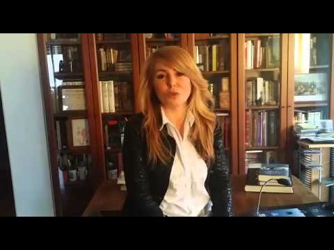 María Fidalgo Casares inaugura el canal de Youtube de MUNDIARIO - YouTube