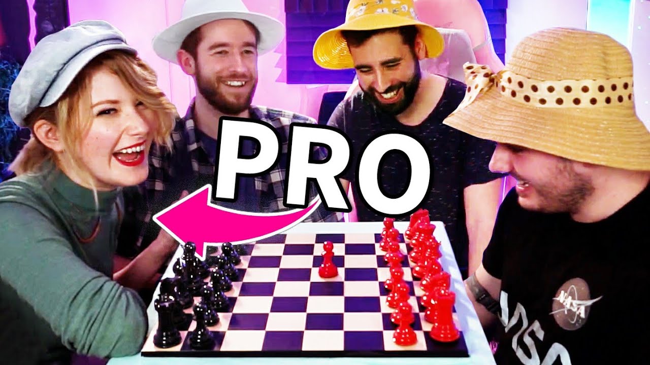 Can three beginners keep up with a pro chess player? - YouTube