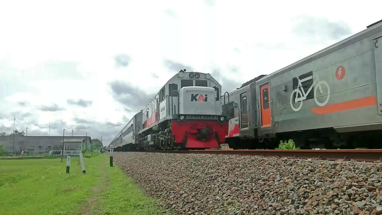 Awesome locomotive TRAIN departing - TRAIN VIDEOS - YouTube