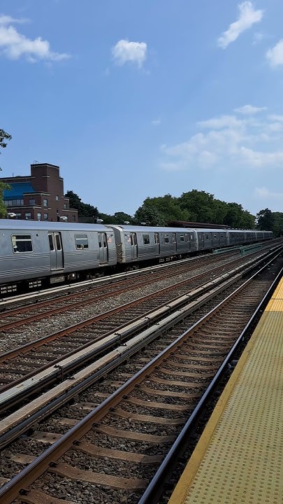 Manhattan Bound R46 Q train Brighton Beach Bound R68 B express train at Avenue J - YouTube
