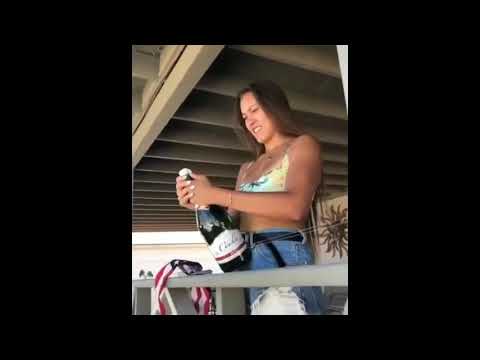 Şampanya Yüzünde Patlayan Genç Kız