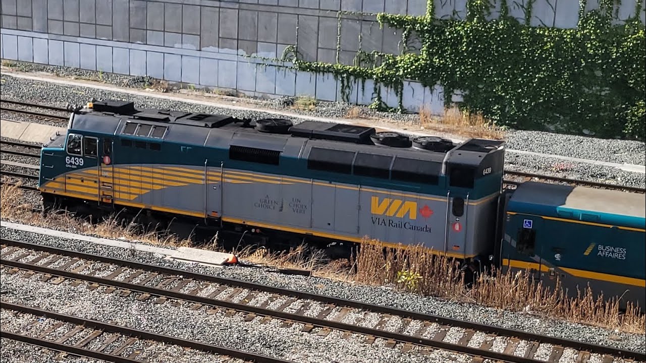 VIA 75 - 6439 With Hep-2 Budd Coach 4117 In Toronto Ontario - YouTube