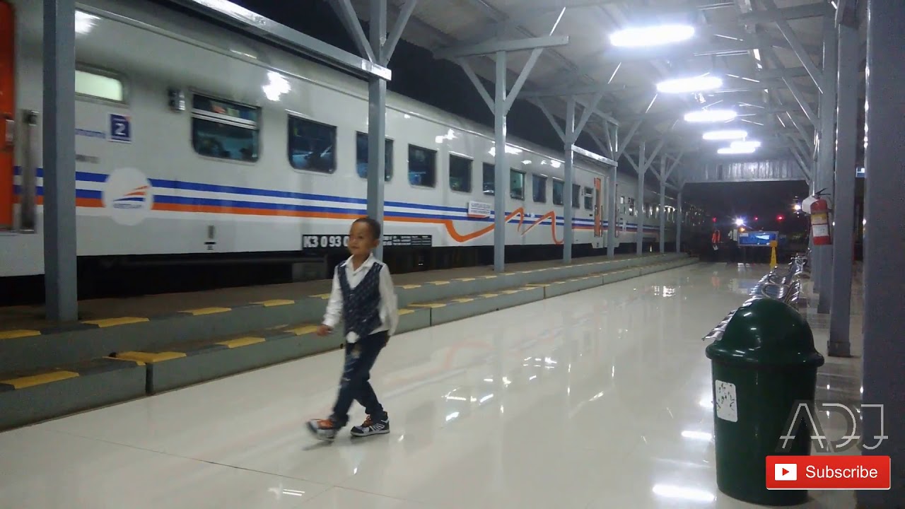 Tengah Malam - Kesibukan Stasiun KA Banjar - YouTube