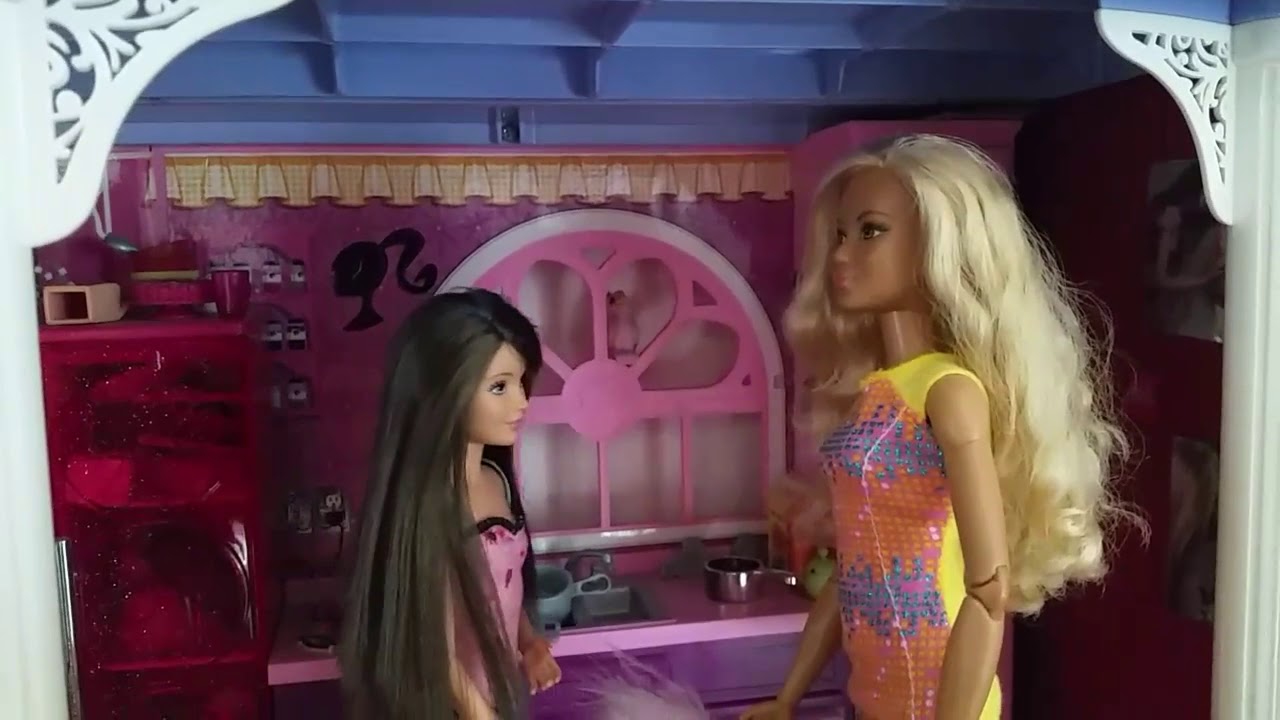 Amiche in piscina - barbie my life - YouTube