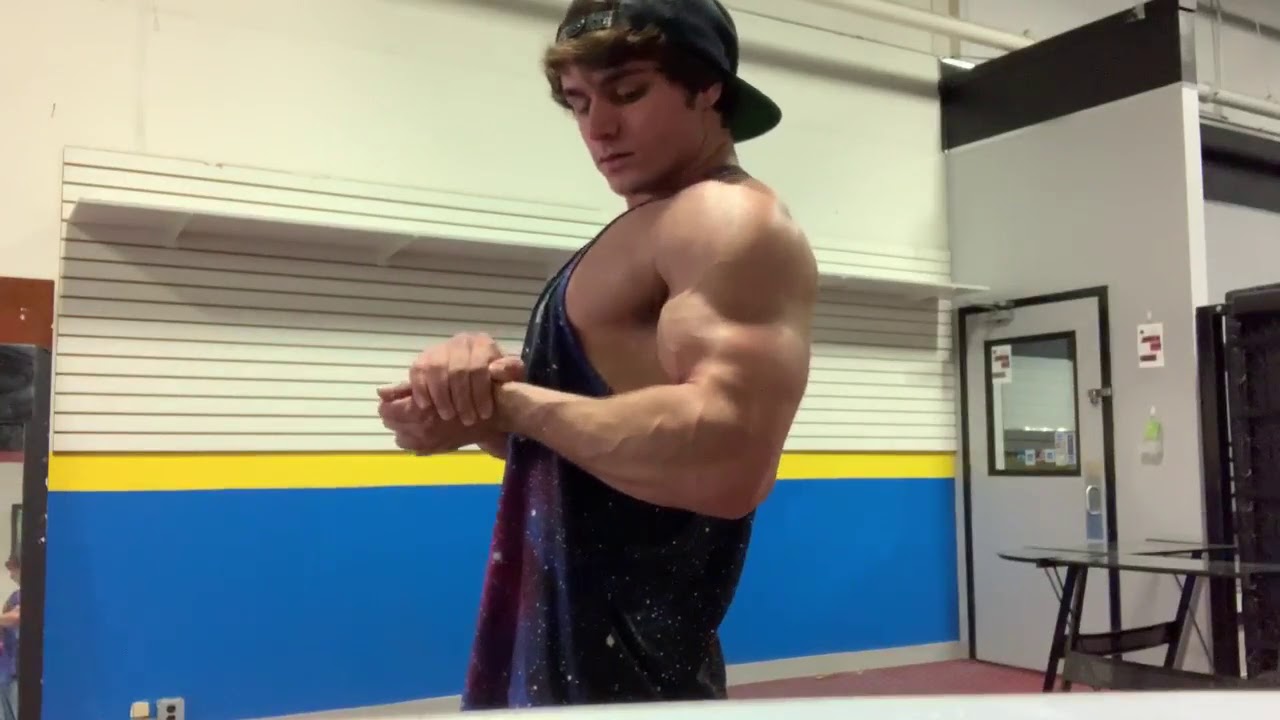 Swole Jamie Tyler flexing his muscles after a gym sesh. - YouTube