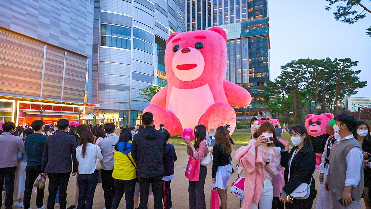 Let's take a picture with Giant Pink BELLYGOM bear Tour Seoul Korea ...