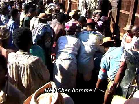 Funérailles dans le sud-est malgache - YouTube