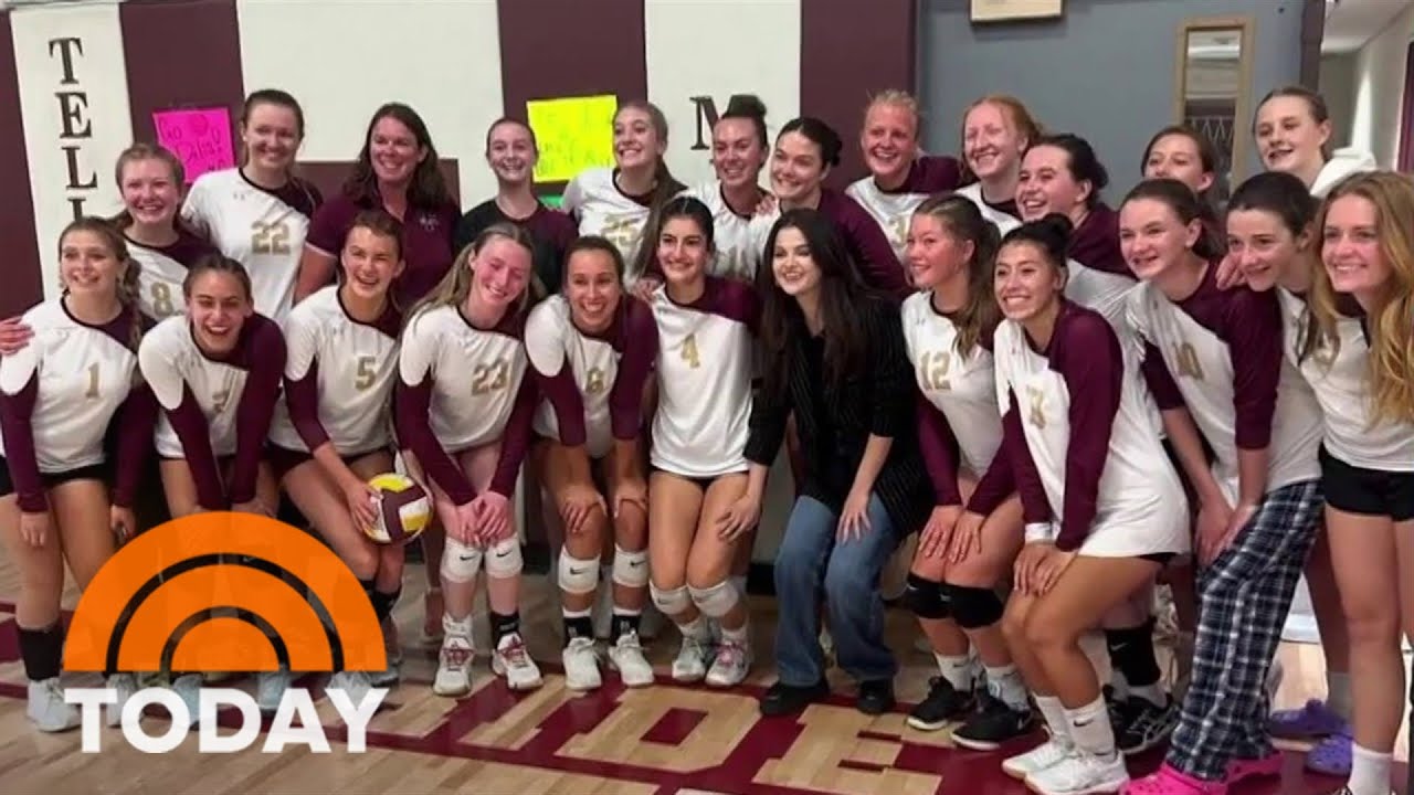 Selena Gomez sings national anthem at high school volleyball game - YouTube