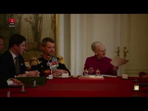 Dronning Margrethe underskriver sin abdikation og Kronprins Frederik bliver Kong Frederik d.10.