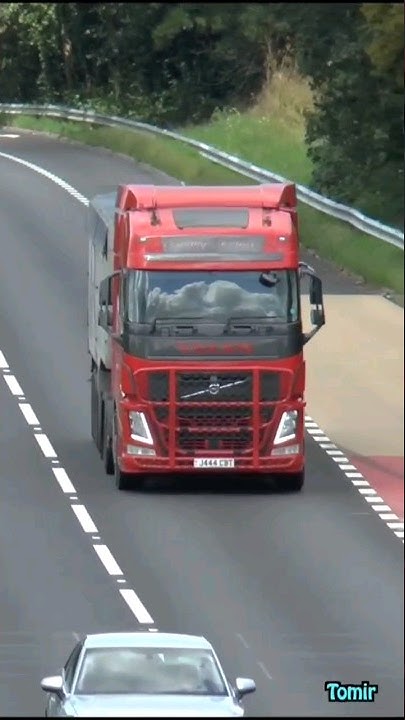 VOLVO FH A1(M) motorway #truckspotting #tomir - YouTube