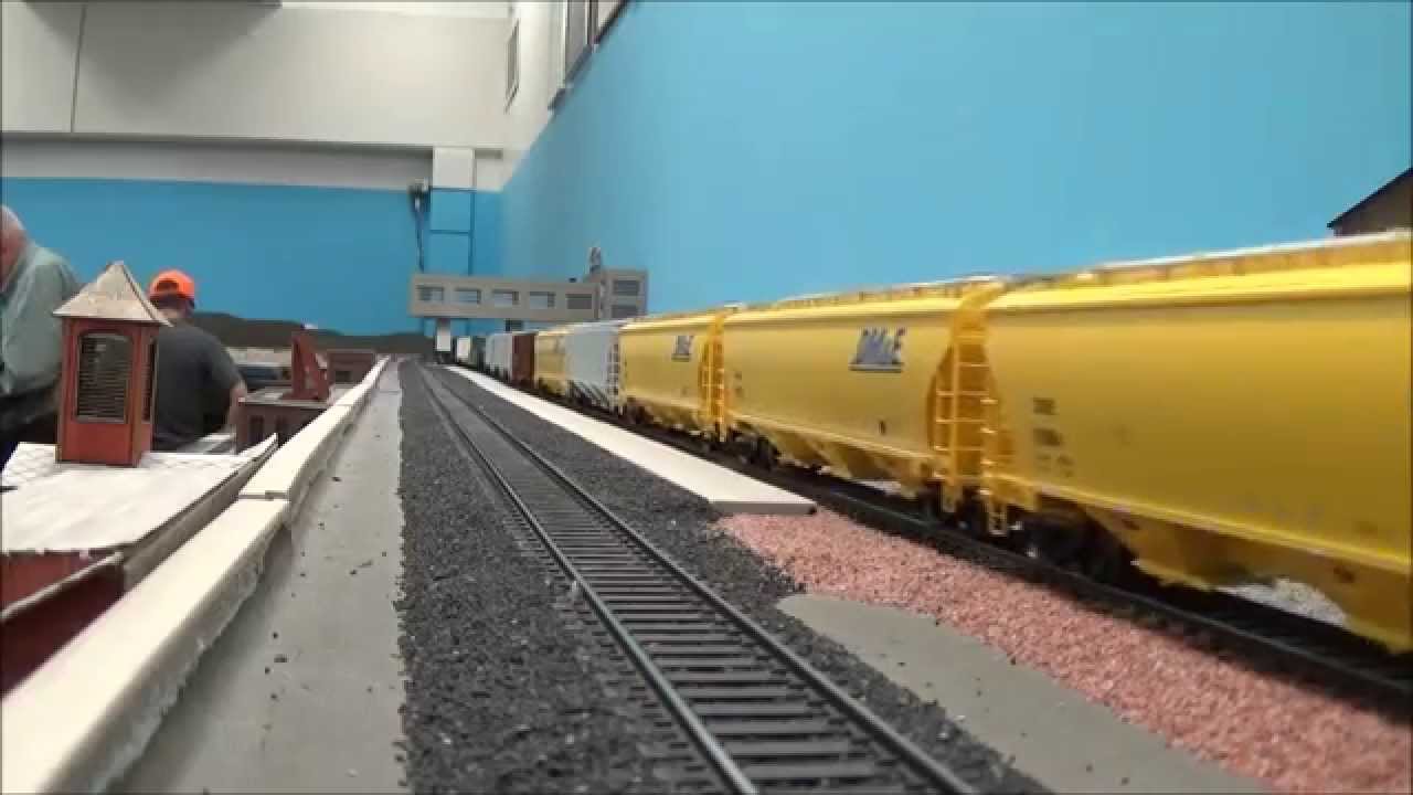 Running DM&E 4005 & 4004 At The Club - YouTube