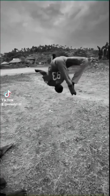 You sure say make I no begin dey teach how to do backflip, esp. this ...