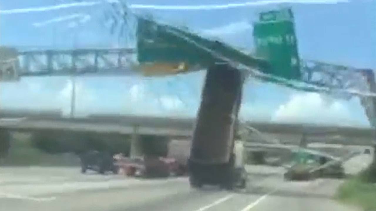 Truck smashes into overhead highway sign despite warnings - YouTube