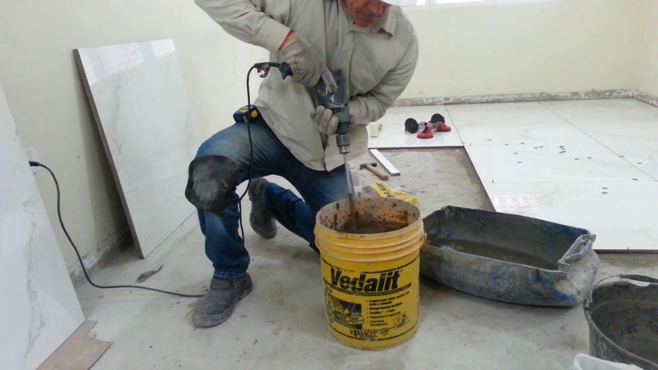 Como misturar argamassa cimento cola - YouTube