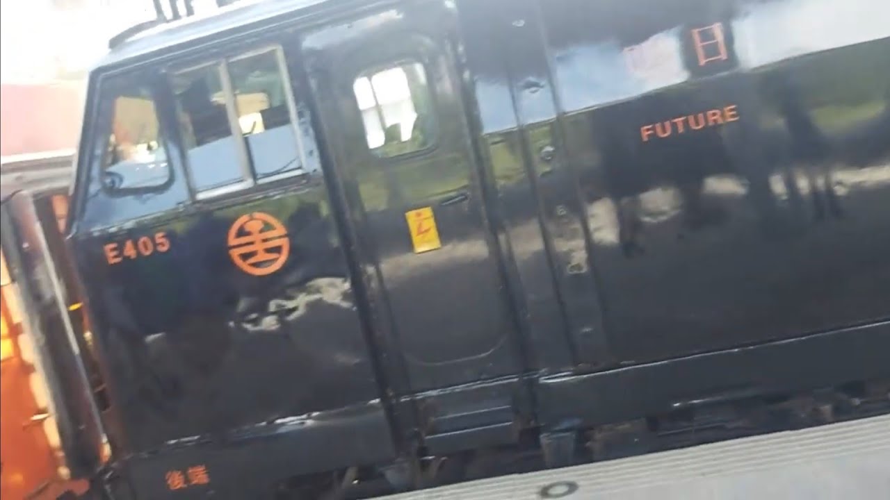 6641A次富岡基地經由西部幹線開往內壢的CK124蒸氣火車王子+四節FPK新式自動門莒光號+E405鳴日號單電頭(富岡鐵道藝術節活動專列)，現在一堆鐵道迷跑過去看王子，等等就要載客 ...