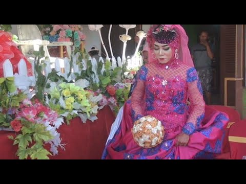 Pengantin Pertama Kali Duduk di Pelaminan - YouTube