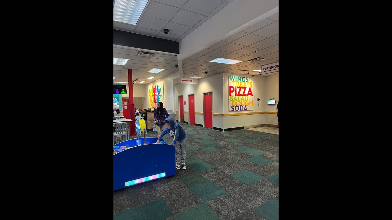 Chuck E Cheese Live Stream 300 Subscriber Special. - YouTube
