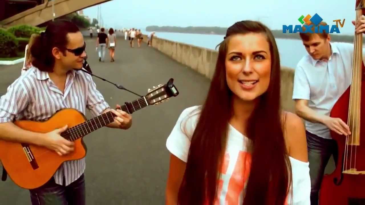Russian girl singing - YouTube