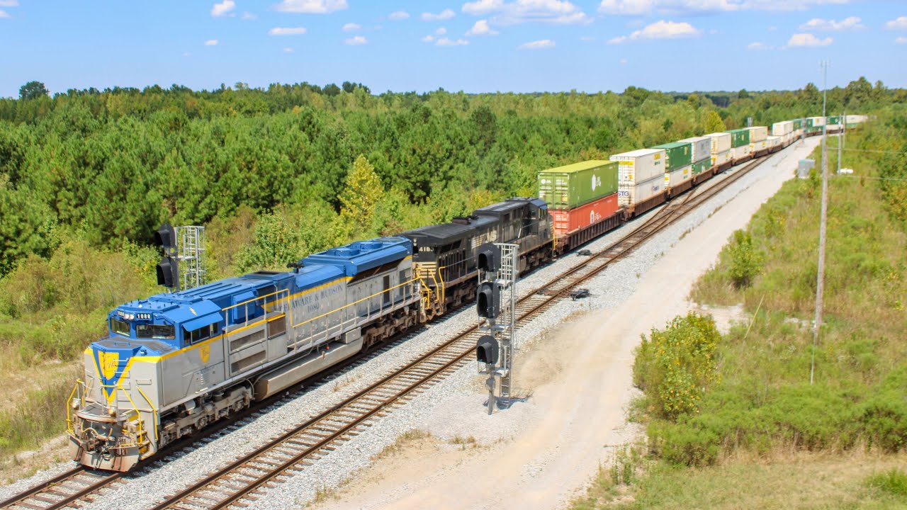 NS 1080 (Delaware & Hudson heritage unit) leads NS 289 on the NS ...
