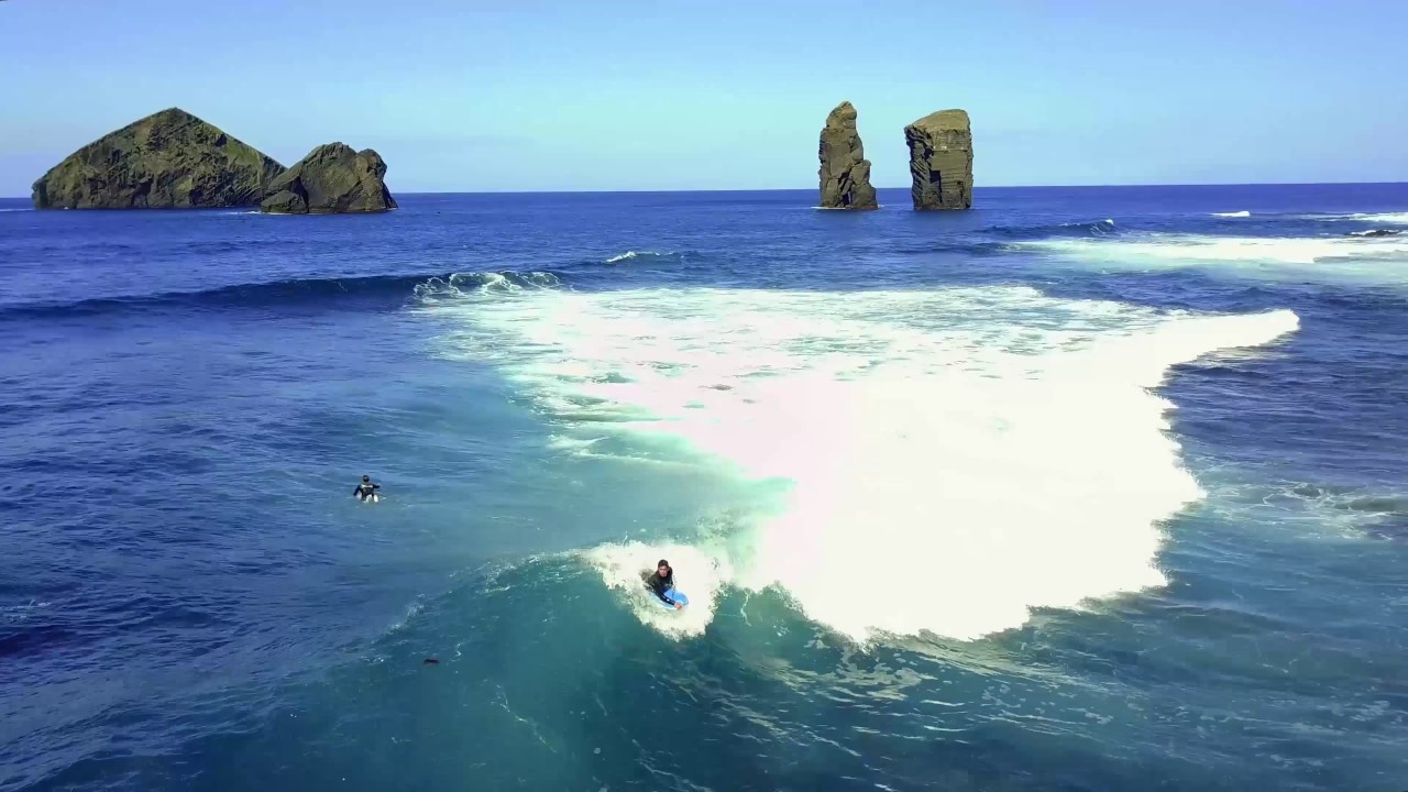 surfer praia dos mosteiros - YouTube