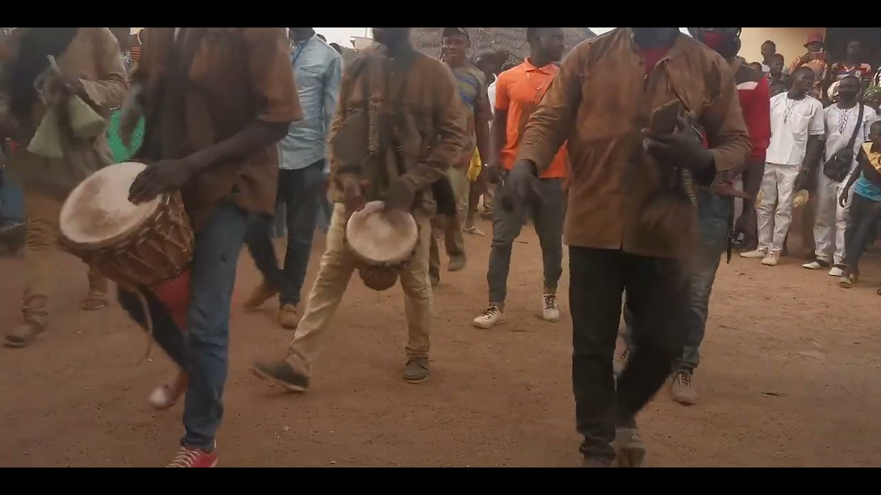 La danse des Dozo de Tiongofolokaha- Sinematiali à Nakourgo. Avec ...