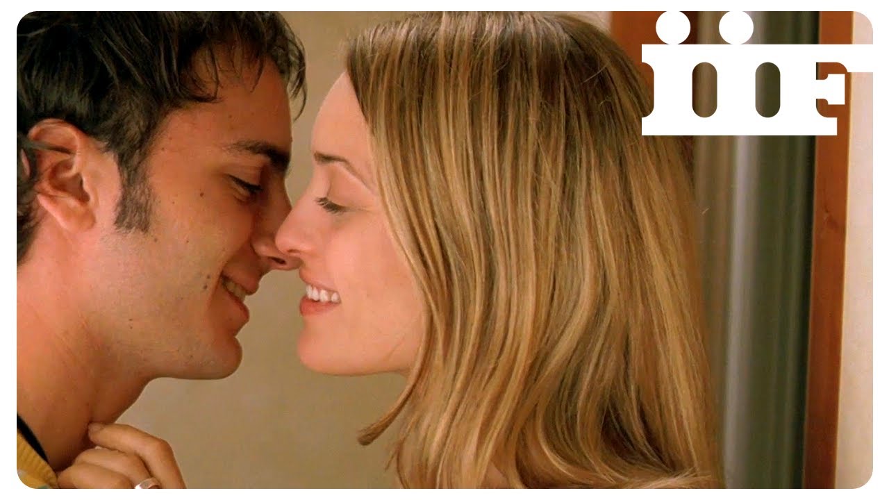 Luca corre per prendere il treno di Azzurra - NOTTE PRIMA DEGLI ESAMI OGGI - YouTube