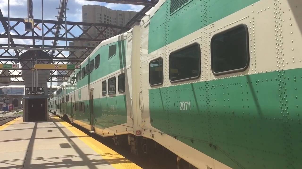 GO Train 32 | New Cab 312 | Arrival at Toronto Union Station platform 9 ...