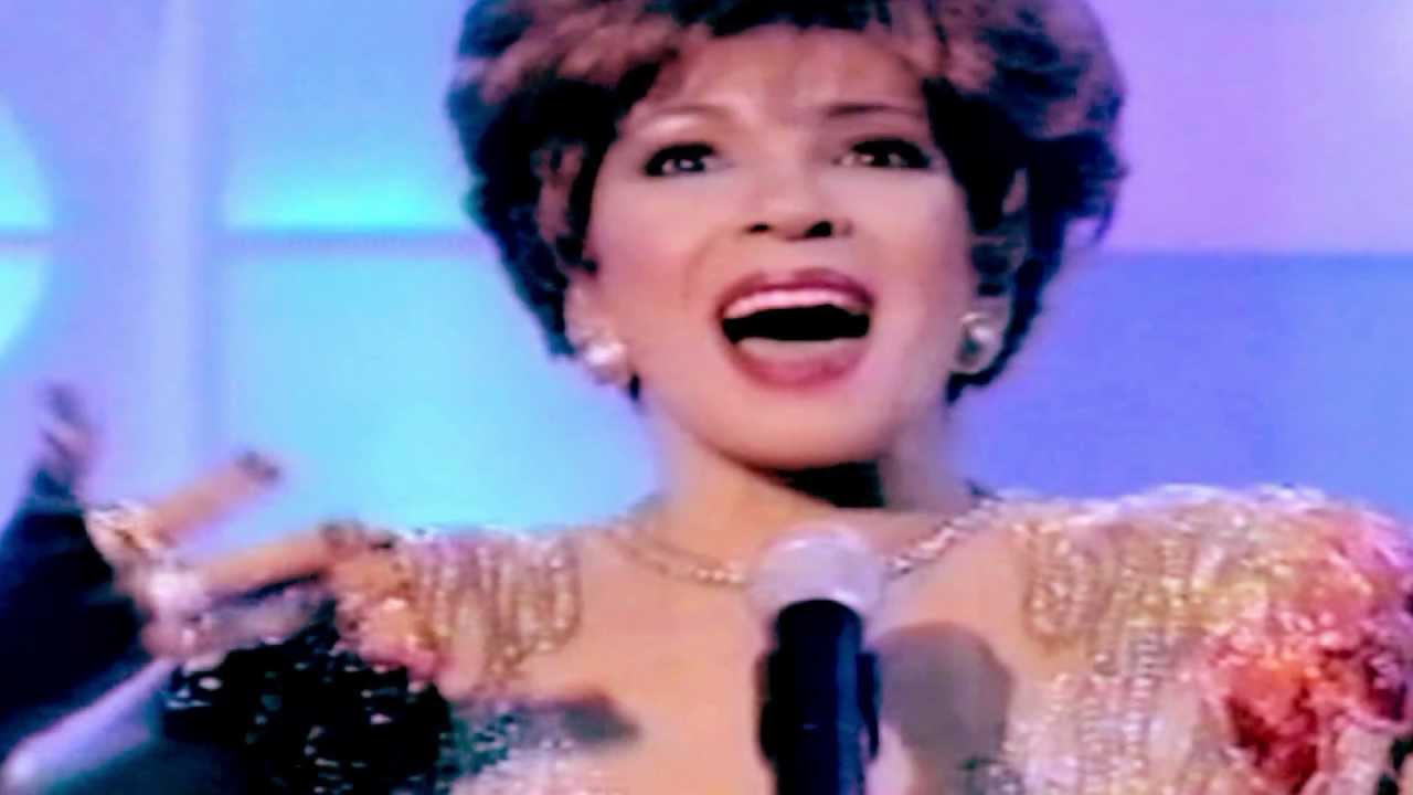 Shirley Bassey - GOLDFINGER / Diamonds Are Forever (1997 Live) - YouTube