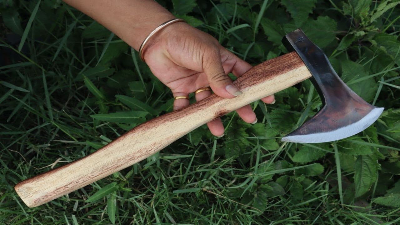 Blacksmithing - Forging A Black Axe From Leaf Spring. - YouTube