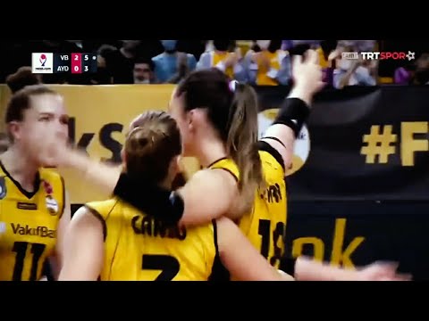 Zehra Güneş geriden koşup blok yapıyor!