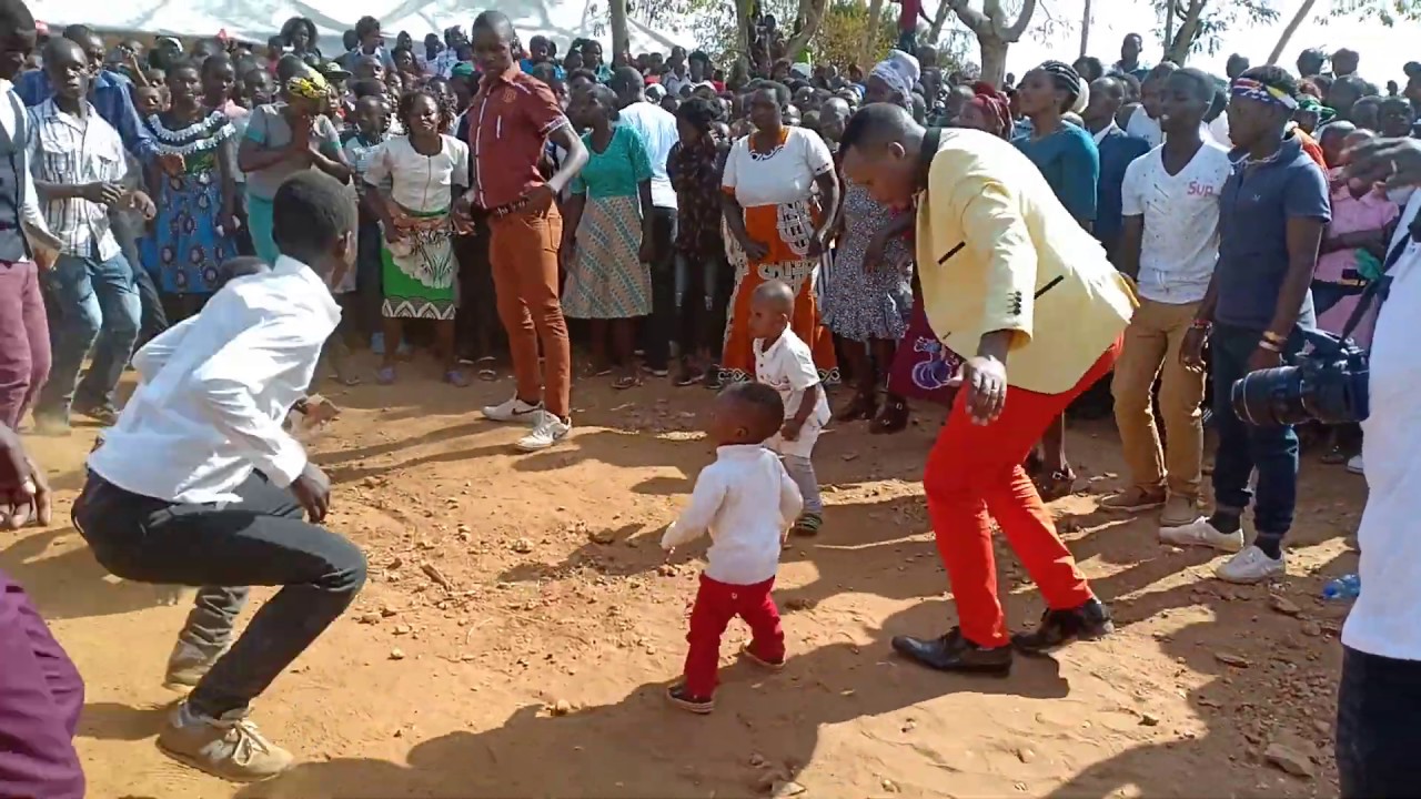 The best kamba dance-Myello and 2 year old Son amazes the crowds with a ...