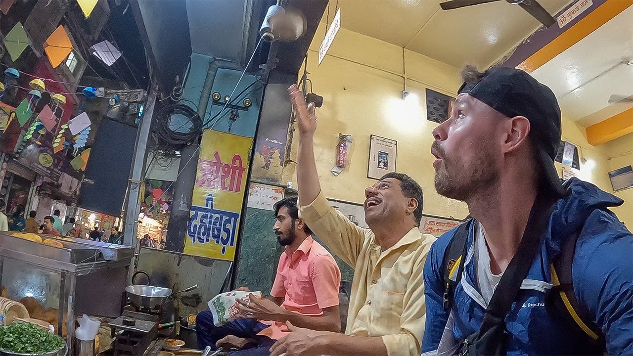 INDORE 1 finger 5 masala flying Dahi Bada !!! (Uncle gave me a kiss) 🇮🇳 ...