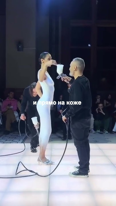 Невероятное зрелище Беллу Хадид одели в платье из жидкой ткани Youtube