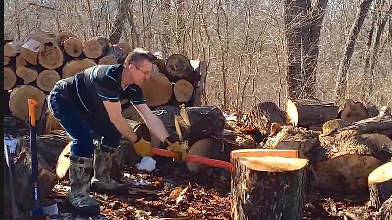 29 pound mega monster maul splitting large log - YouTube