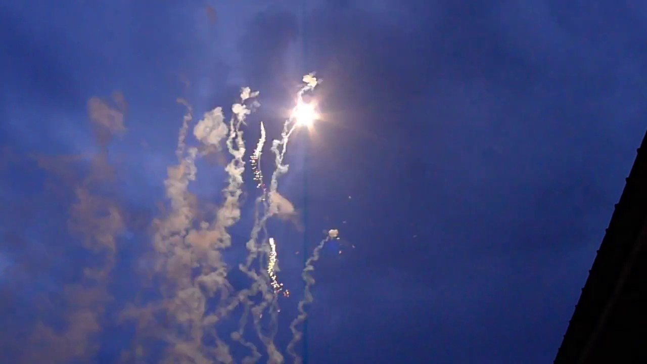 Silver Swirling Tails to Titanium Salutes Effect #EpicFireworks - YouTube