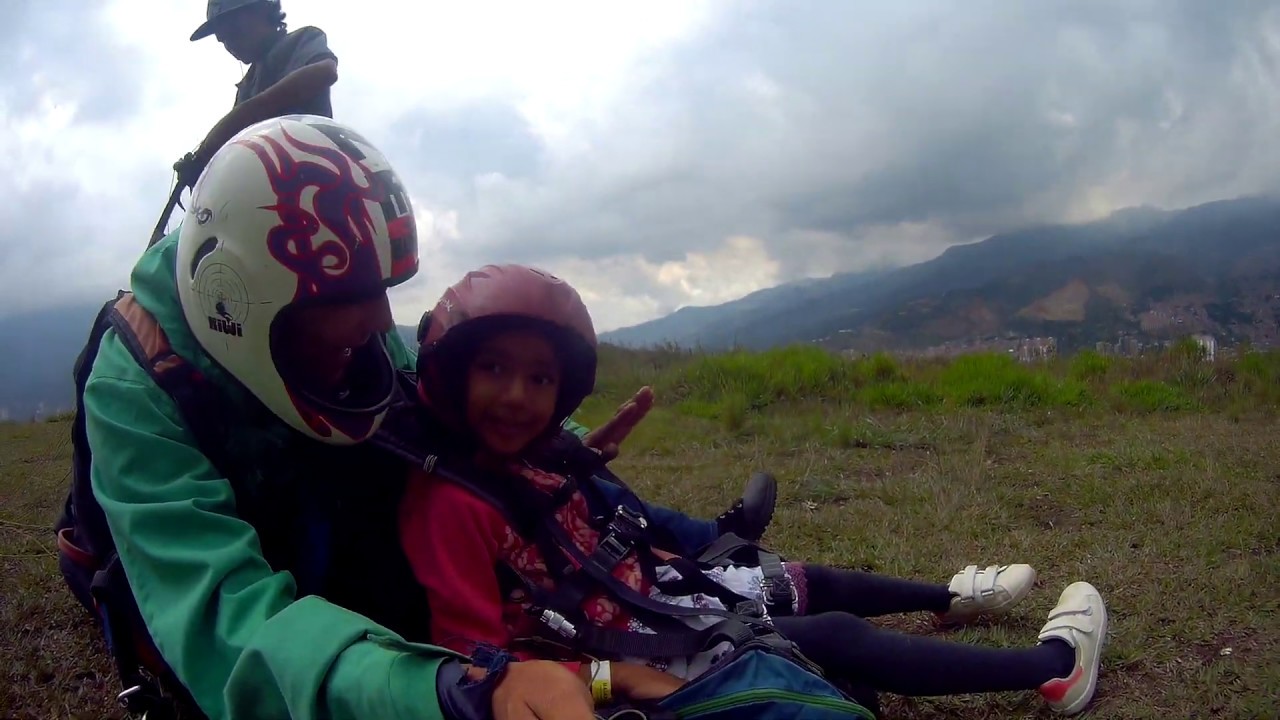 Kids Paragliding / Parapenting Landing experience - YouTube
