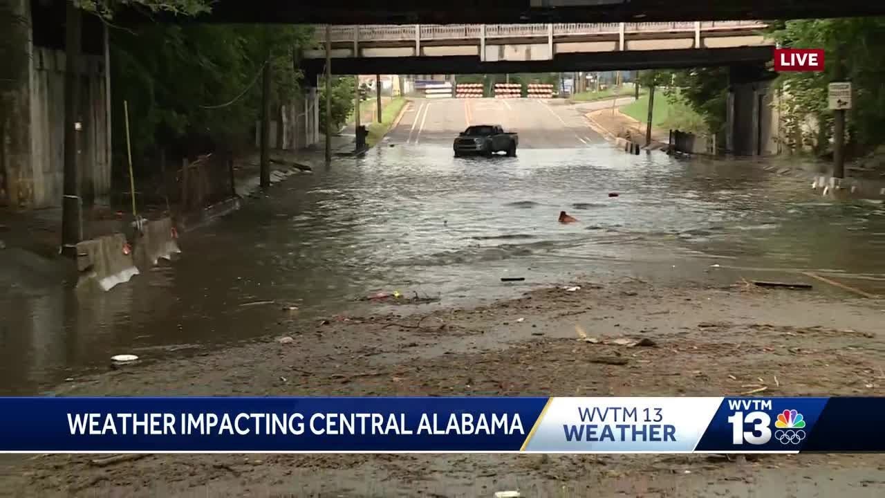 Vehicles stuck in Central Alabama flooding, rivers overflowing - YouTube