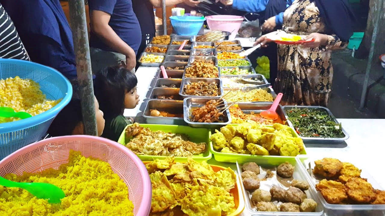 VIRALL !! MAKAN DI EMPERAN MENU TERBANYAK, HARGA CUMA RP 10.000 AN ...