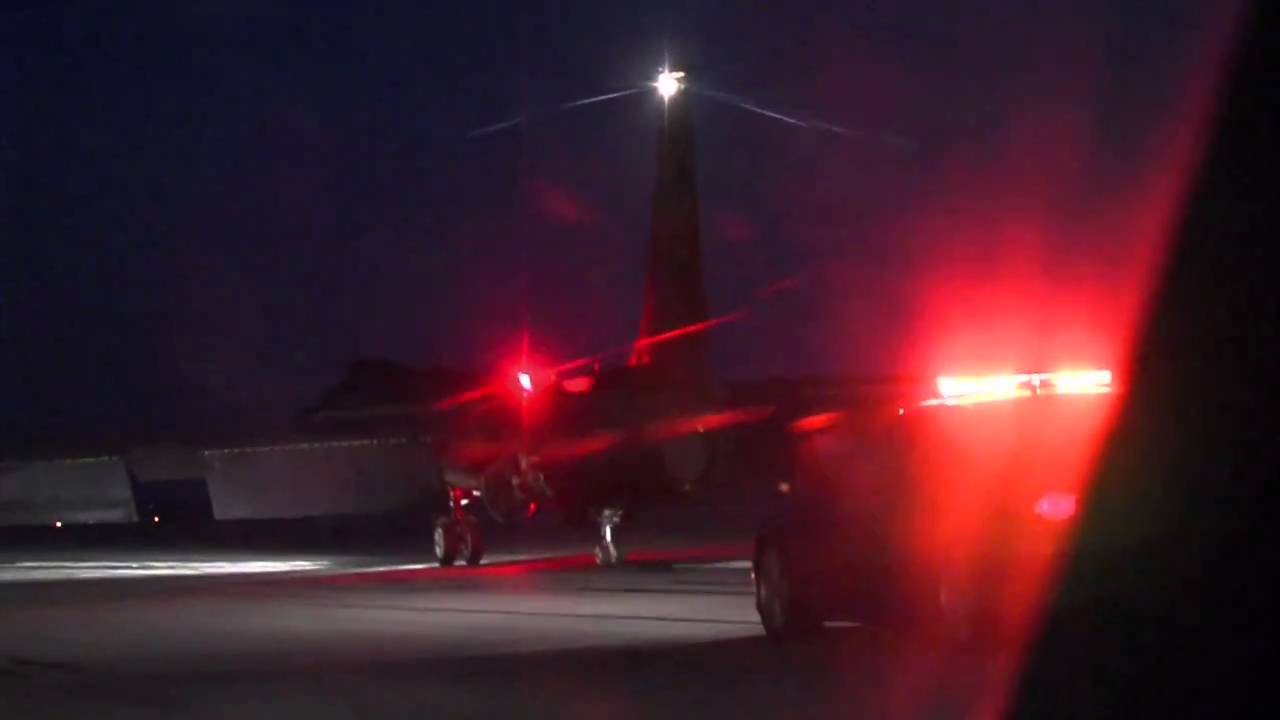 U-2 Dragon Lady Night Landings from a Chase Car with Audio - YouTube