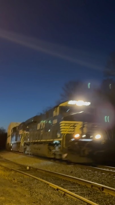 NS 8184 ES44AC leads NS 26X through Piscataway with a nice K5LA and a friendly crew - YouTube