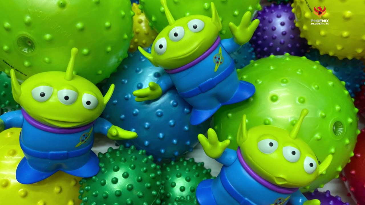 Claw Machine Games Prize Cube Claw with Aliens - YouTube