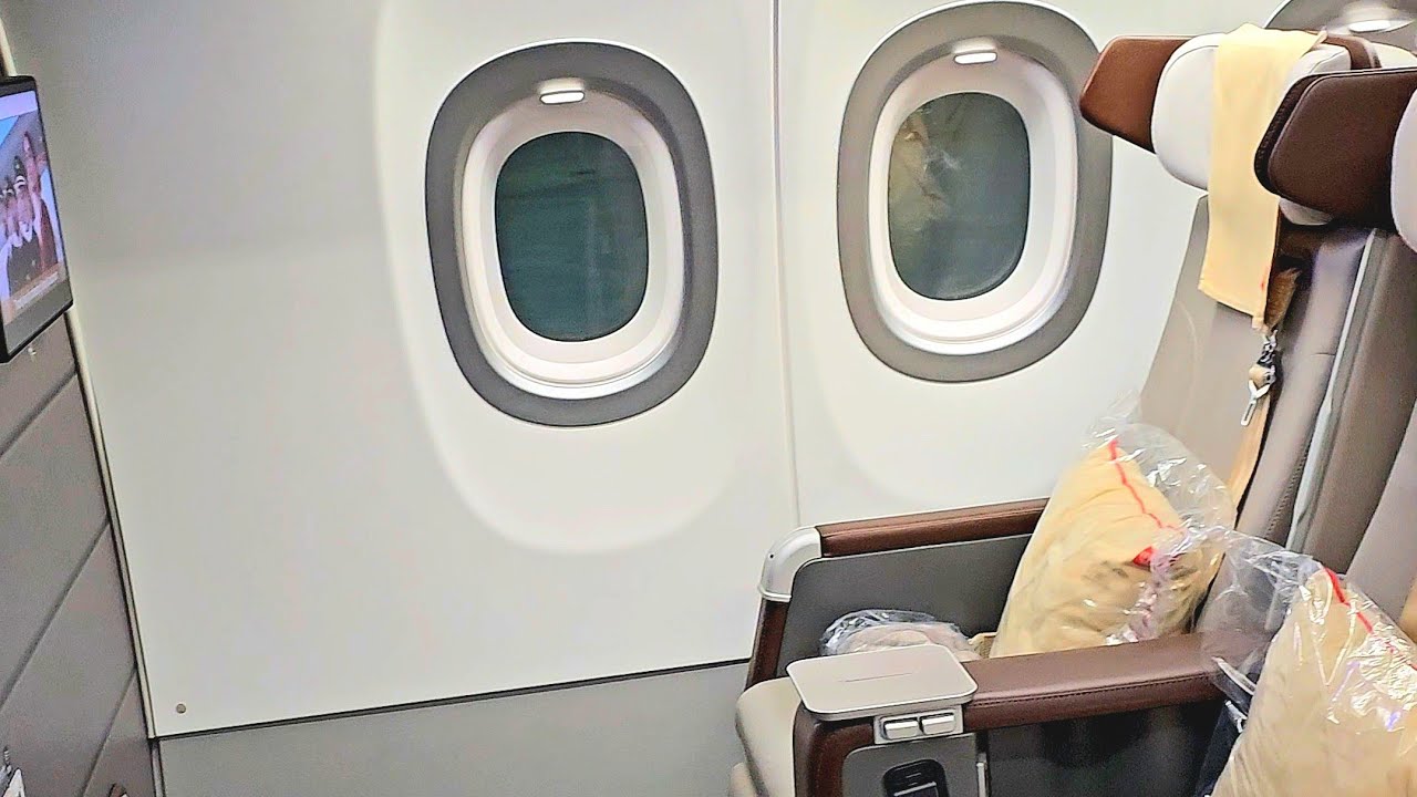 Royal Jordanian Spacious Bulkhead/Bassinet Seat In Business Class and ...