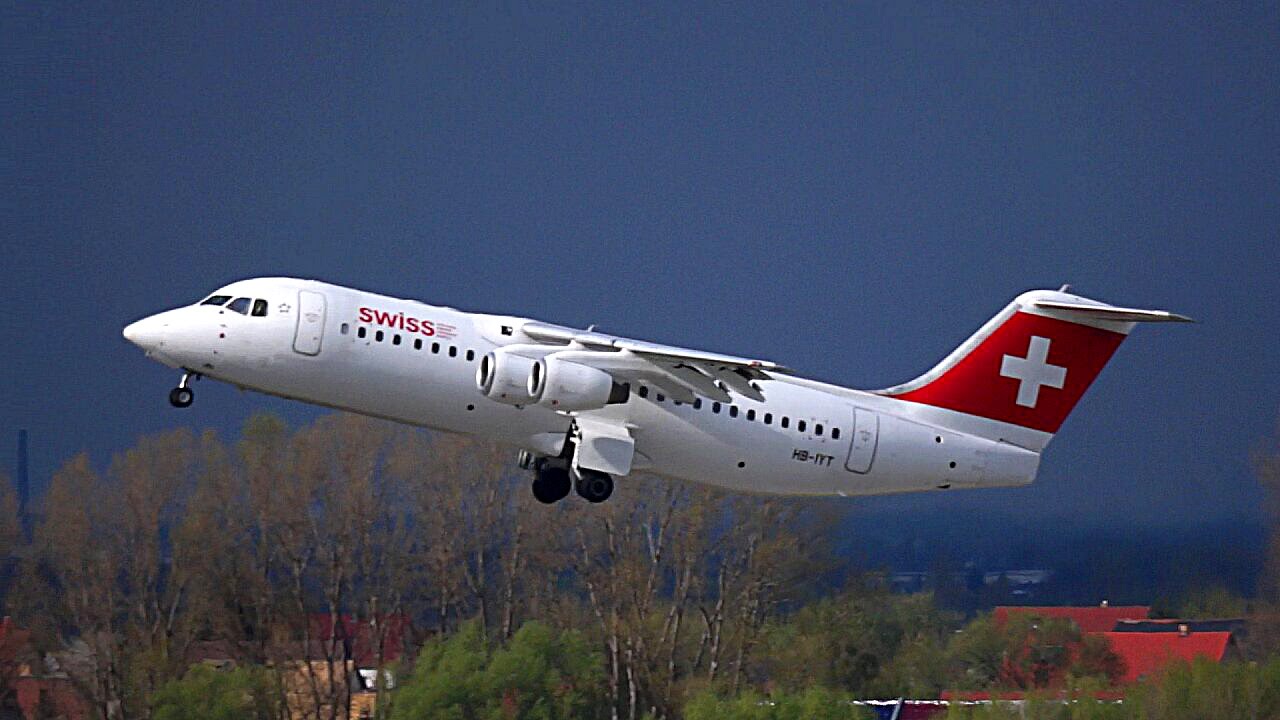 Swiss Avro RJ100 - Landing and Take Off at Leipzig/Halle Airport ...